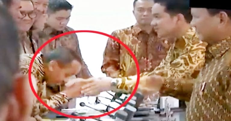 Bahlil Cium Tangan Wapres Gibran: Simbol Hormat Atau Menjatuhkan Wibawa ...
